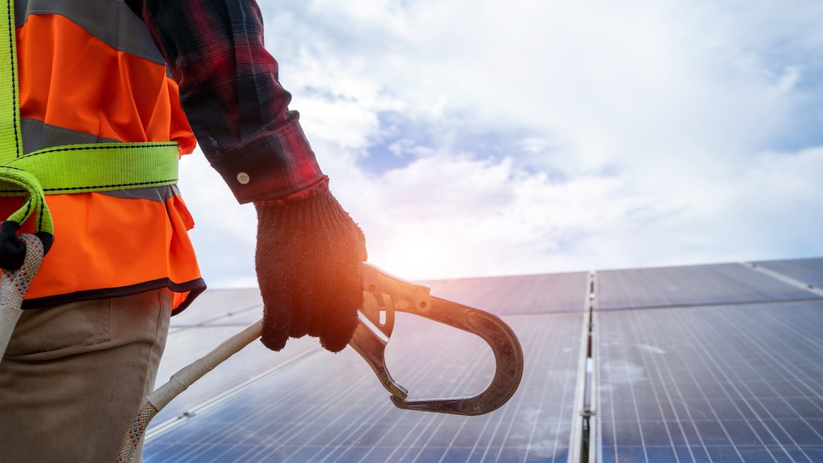 World's largest integrated solar-powered battery storage project comes ...